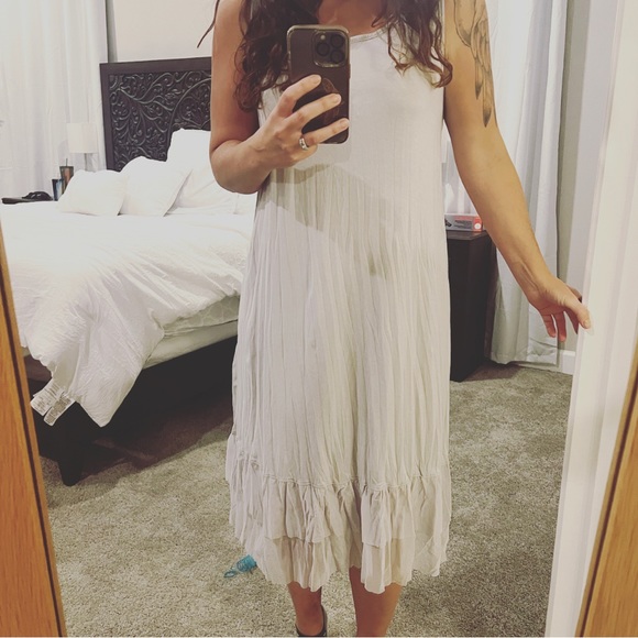 Dresses | Beautiful Euc Soft Strappy Dress With Ruffle Bottom Small ...